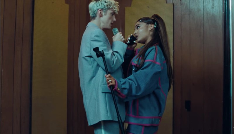 Troye Sivan e Ariana Grande se jogam na dança no clipe de "Dance To ...